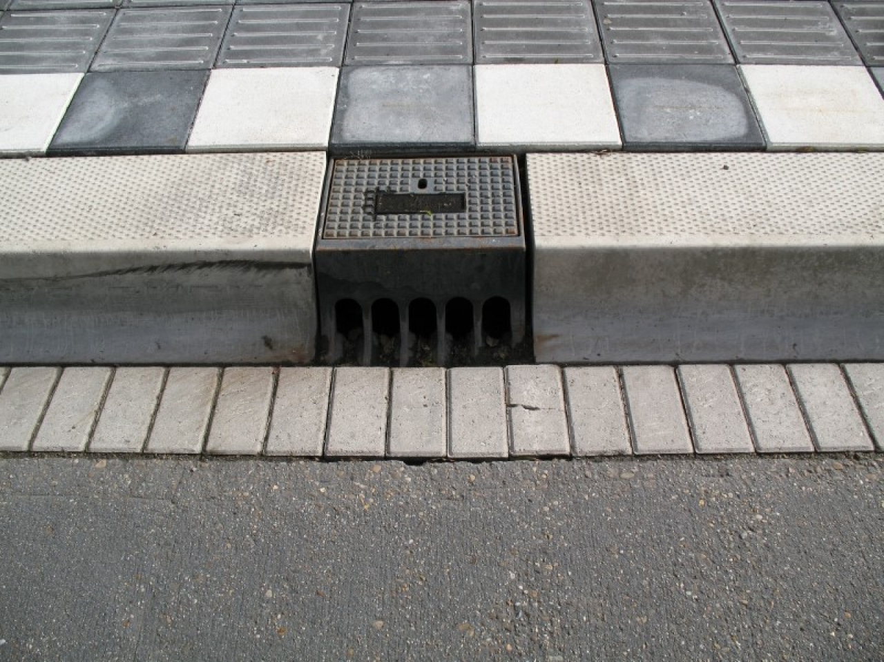 LEVERANCIER VOOR WEG- EN WATERBOUW